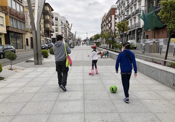 Las salidas de niños, la realización de actividad física y los paseos ...